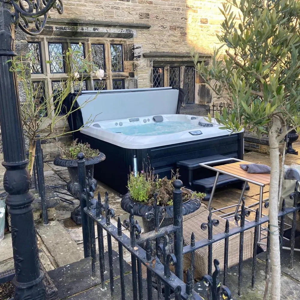 Hot Tub Seating: To Lounge or Not to Lounge?