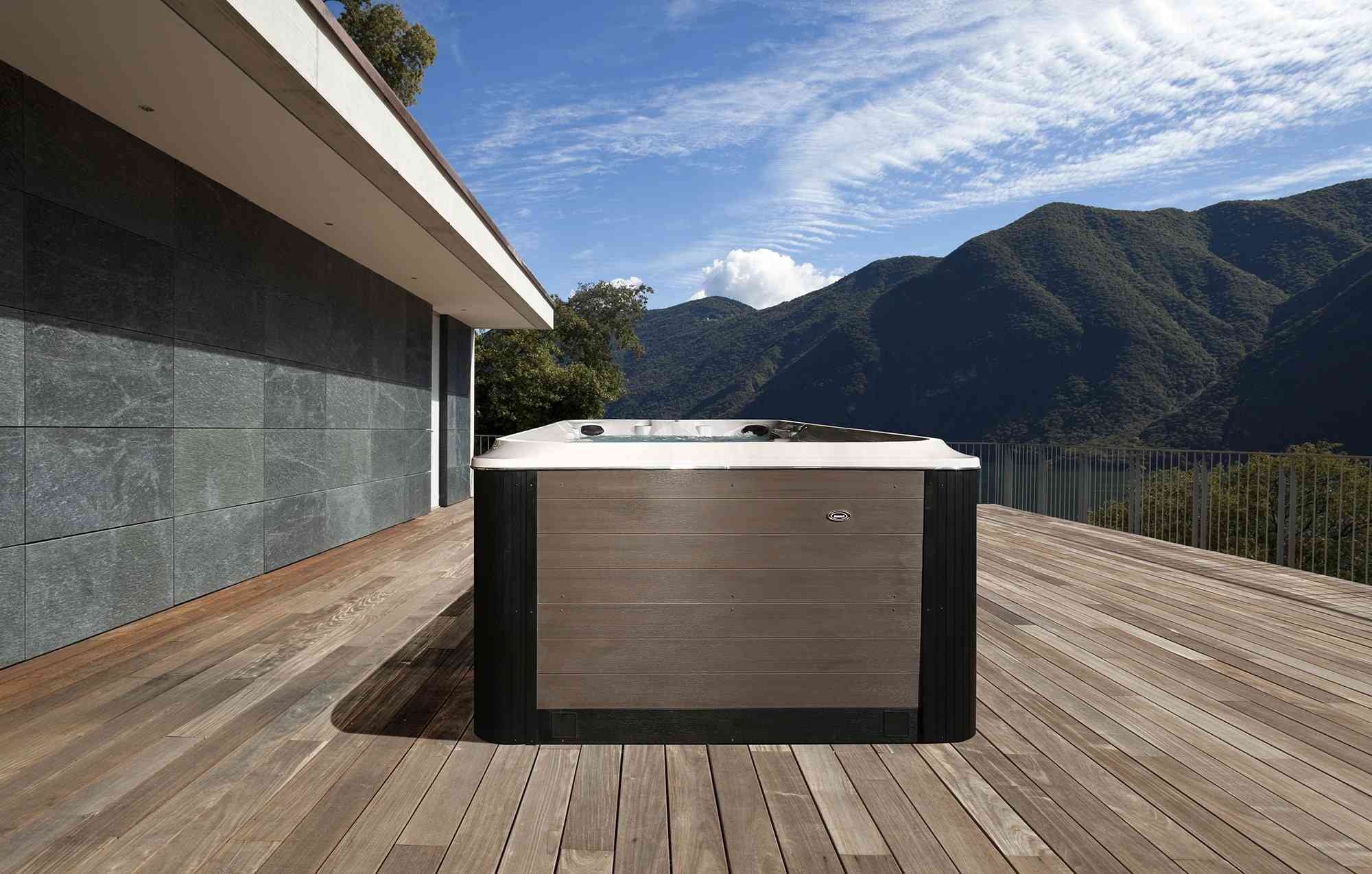 Jacuzzi® Hot Tub vs. Swim Spa – How To Decide?
